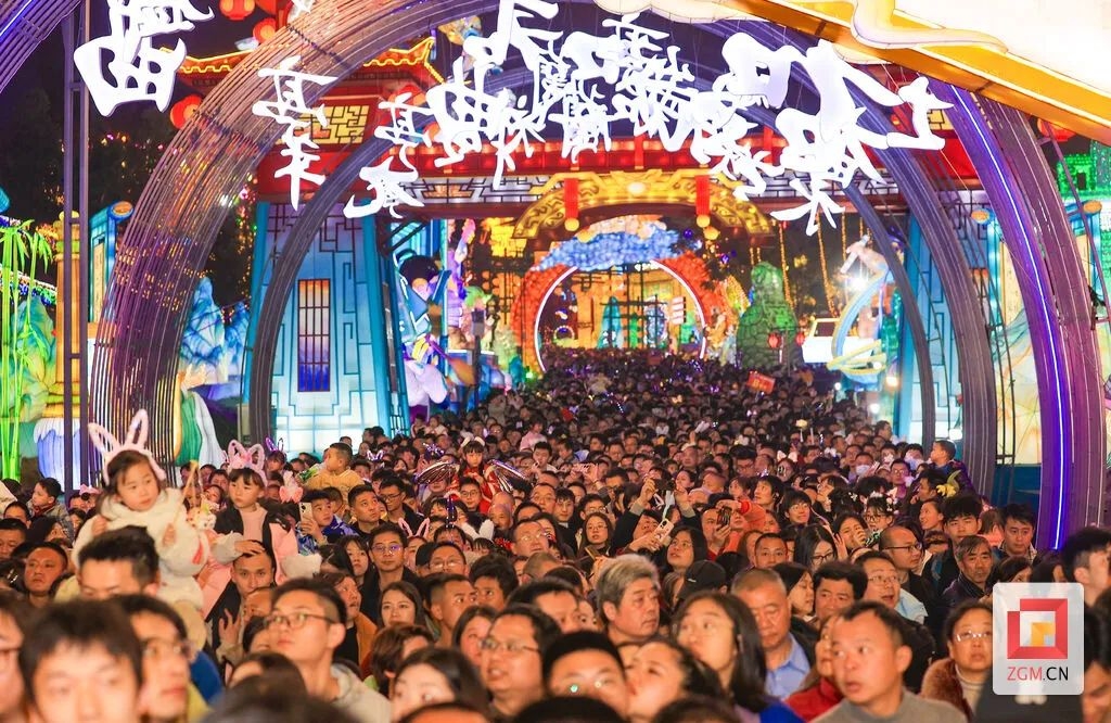 “人山”已经到了巅峰！自贡灯会正月初一~初六，6天迎来36万人次游客-西秦会馆